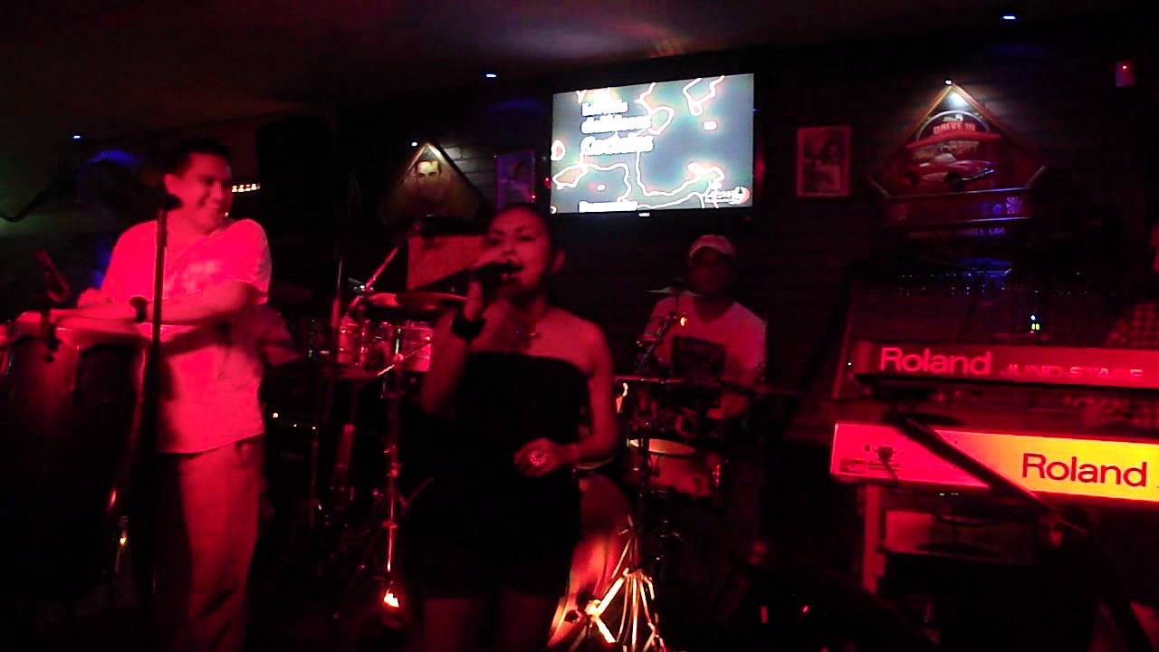 Rossana bajándole la chamba el cantente del Luna Bar Chetumal jaja ...