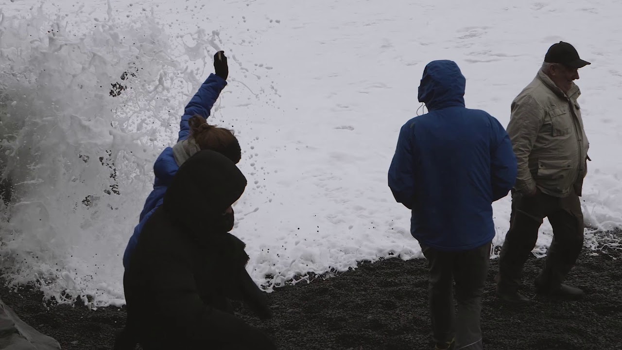 Sneaker wave takes out tourists! - YouTube