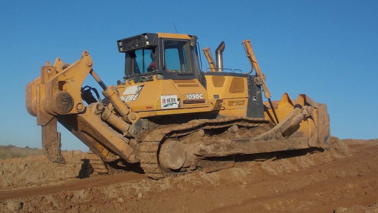 John Deere 1050C pushing sand part 1 - YouTube