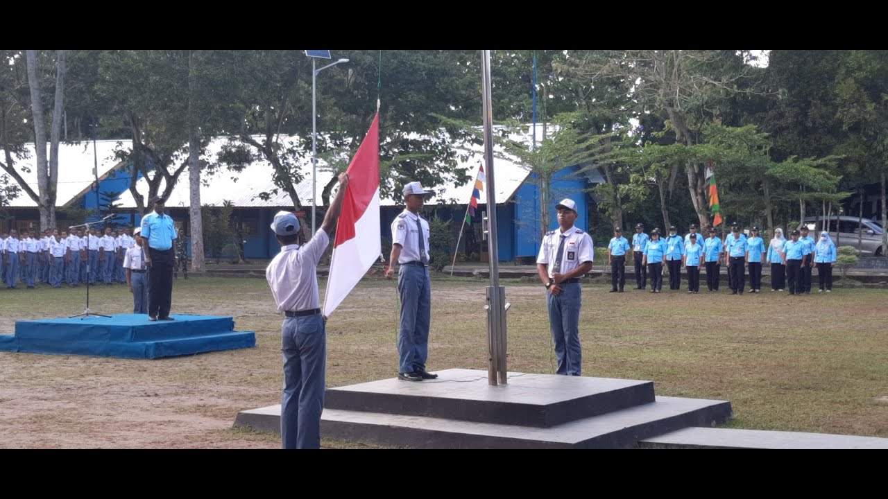 Pertama menjadi Petugas Upacara Bendera di masa Basis Kelas 10 A - YouTube