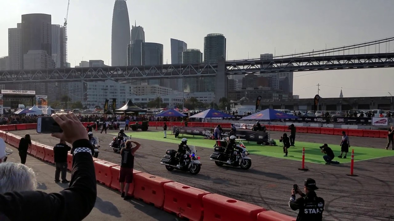 Motor cop race - YouTube