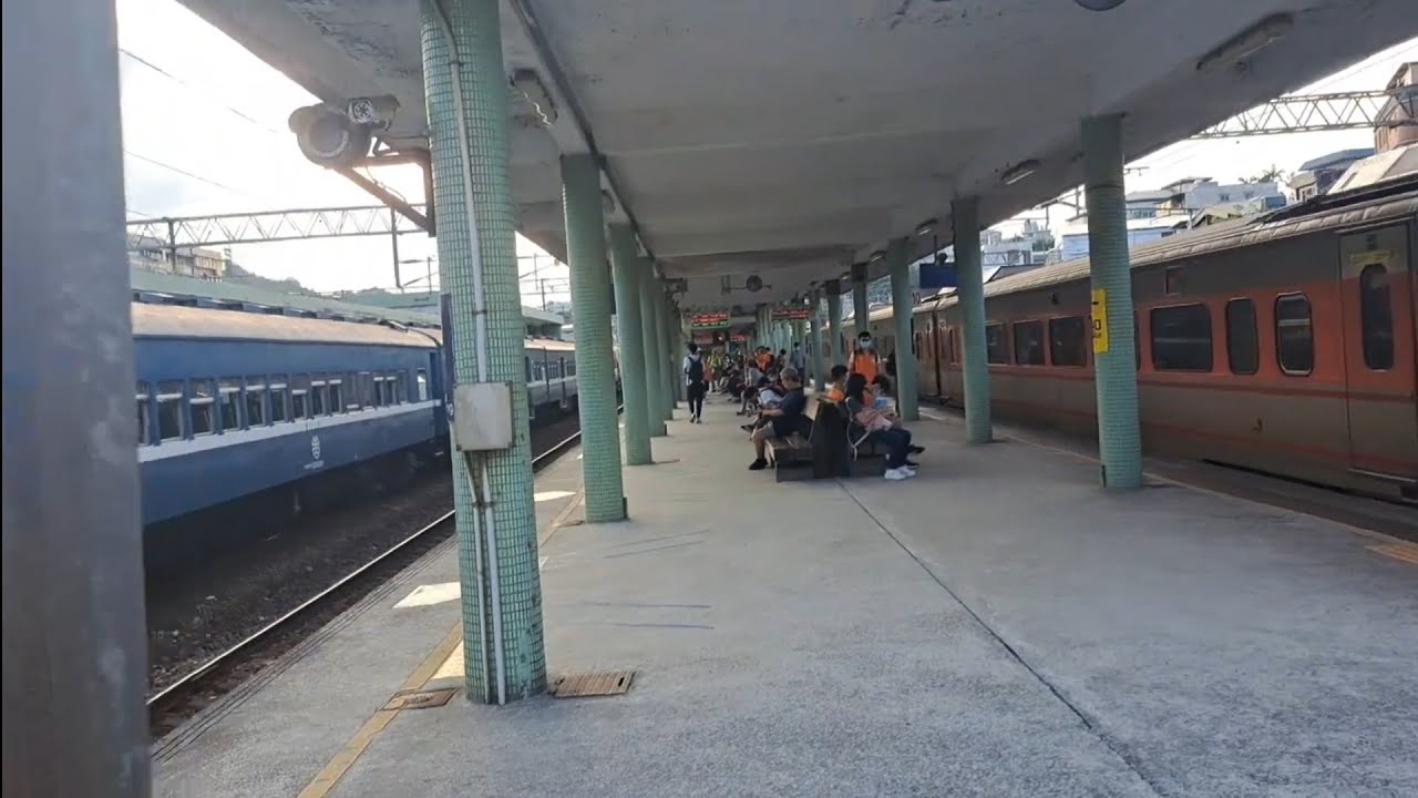 177次花蓮發車經由山線開往斗南的PP自強號，6767次宜蘭發車經由宜蘭線開往樹林的E401電頭車王+兩節藍皮普通對號快車+三節藍皮普通通勤客車共五節藍皮文博號活動專列 - YouTube