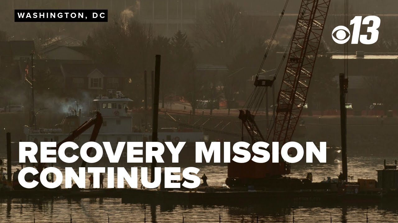 Salvage crews remove large portion of commercial jet from river after deadly air collision - YouTube