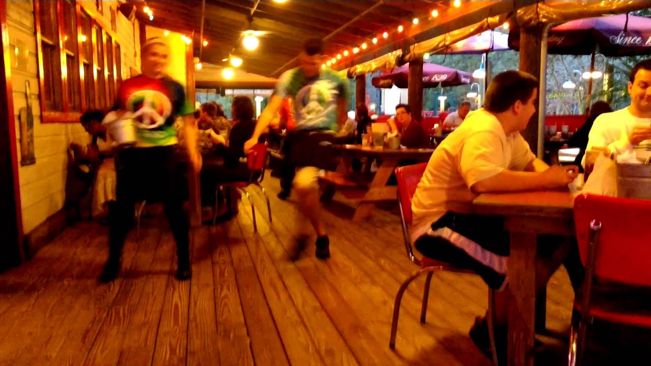 Dancing waiters at joes crab shack. - YouTube