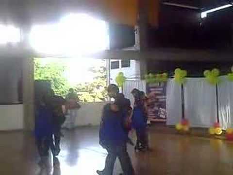 negro bailando salsa
