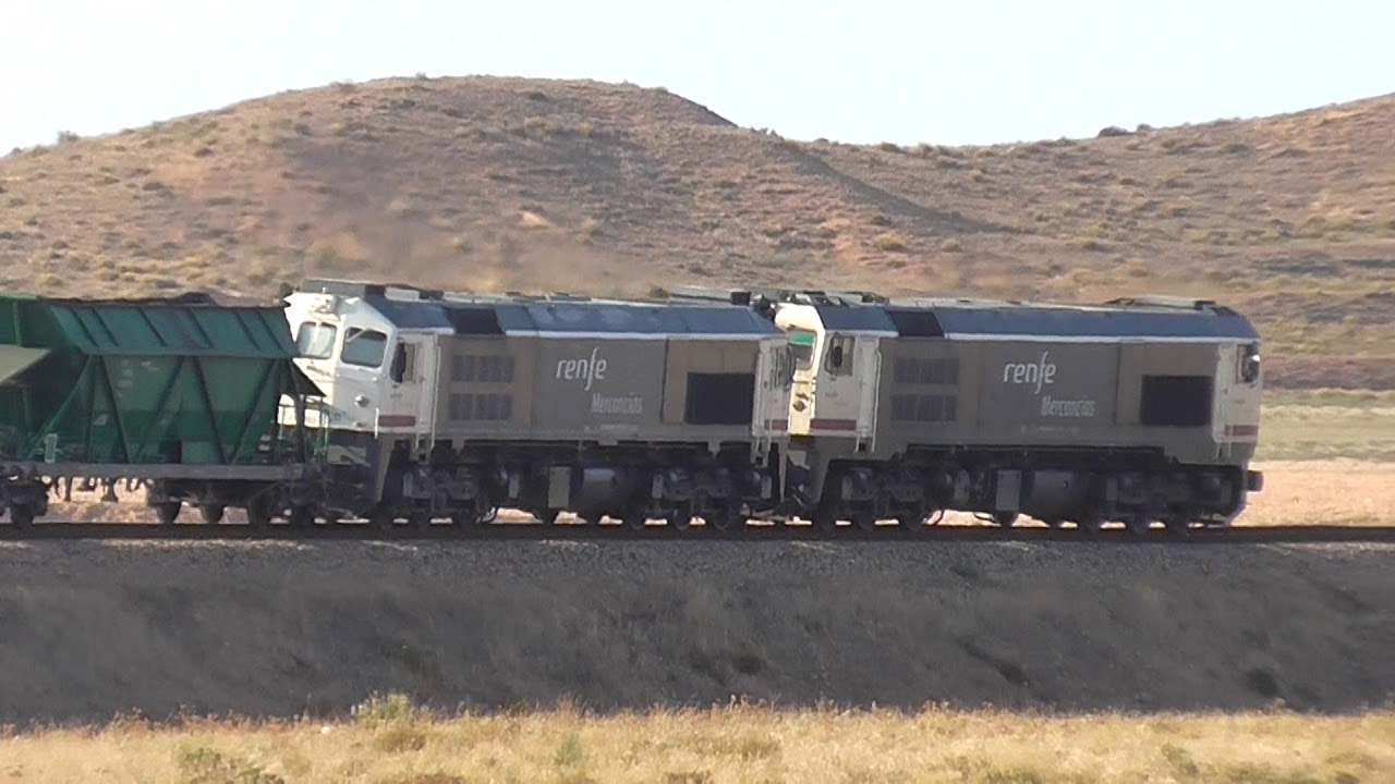 Renfe Mercancias - 319.240 + 319.203 retales con carbonero en el ...
