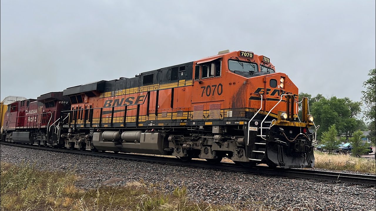 BNSF 7070 Leads H-ALTSPO4-18A through Fountain with CP & DPU! - YouTube