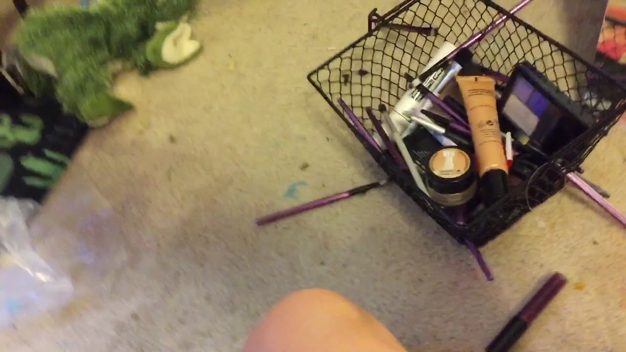 Me doing my makeup in times lap - YouTube