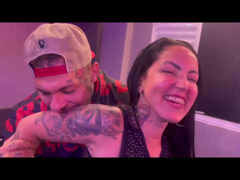 ELISA SANCHES SENTOU NO COLO DELE