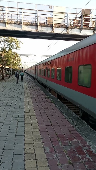 First LHB run of Indore-Udaipur Veerbhoomi express - YouTube