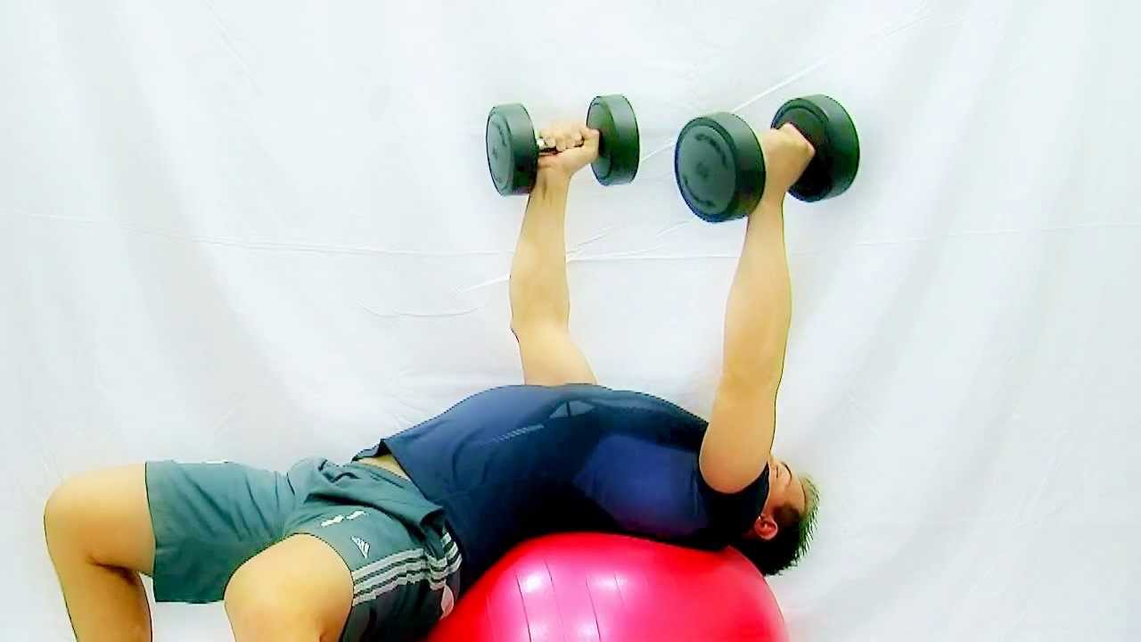 Croci con Manubri su Fitball - YouTube
