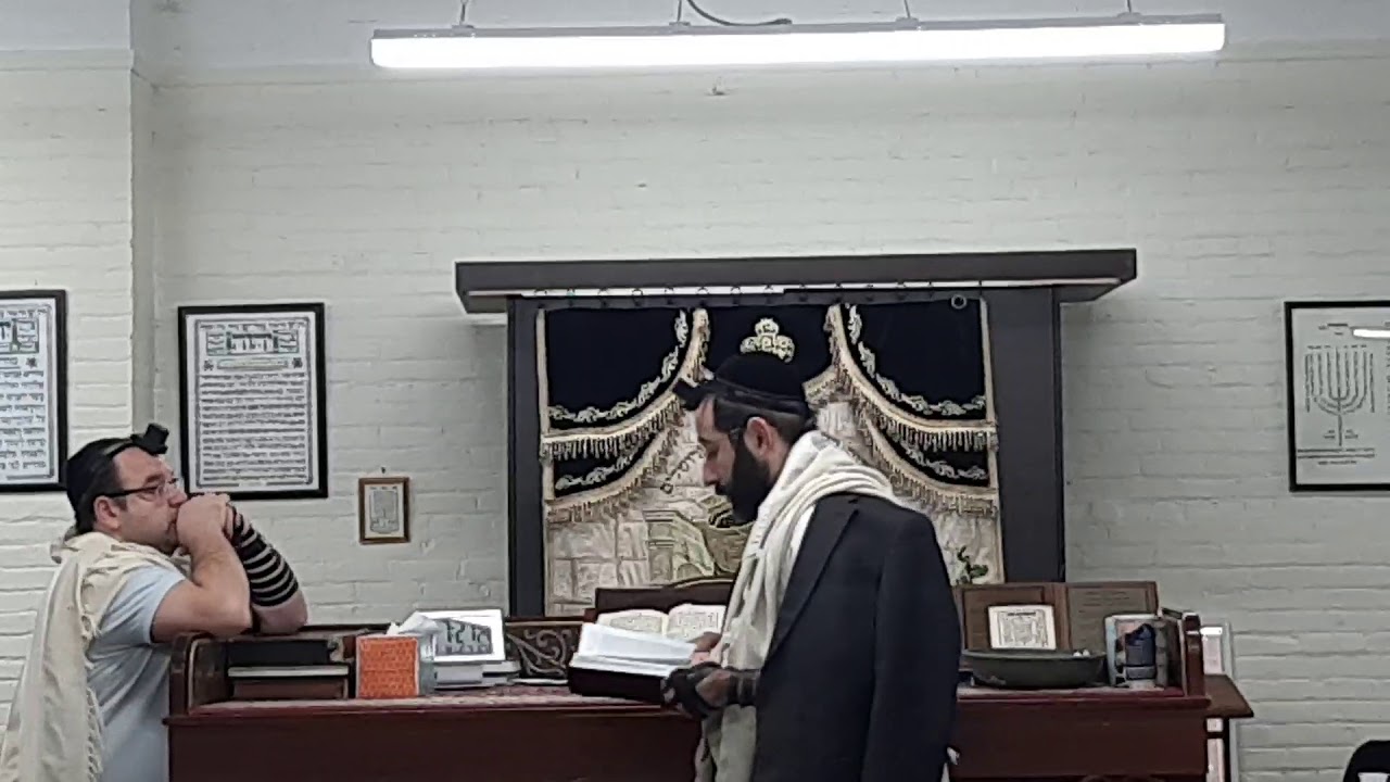 Halachot of answering barechu - YouTube