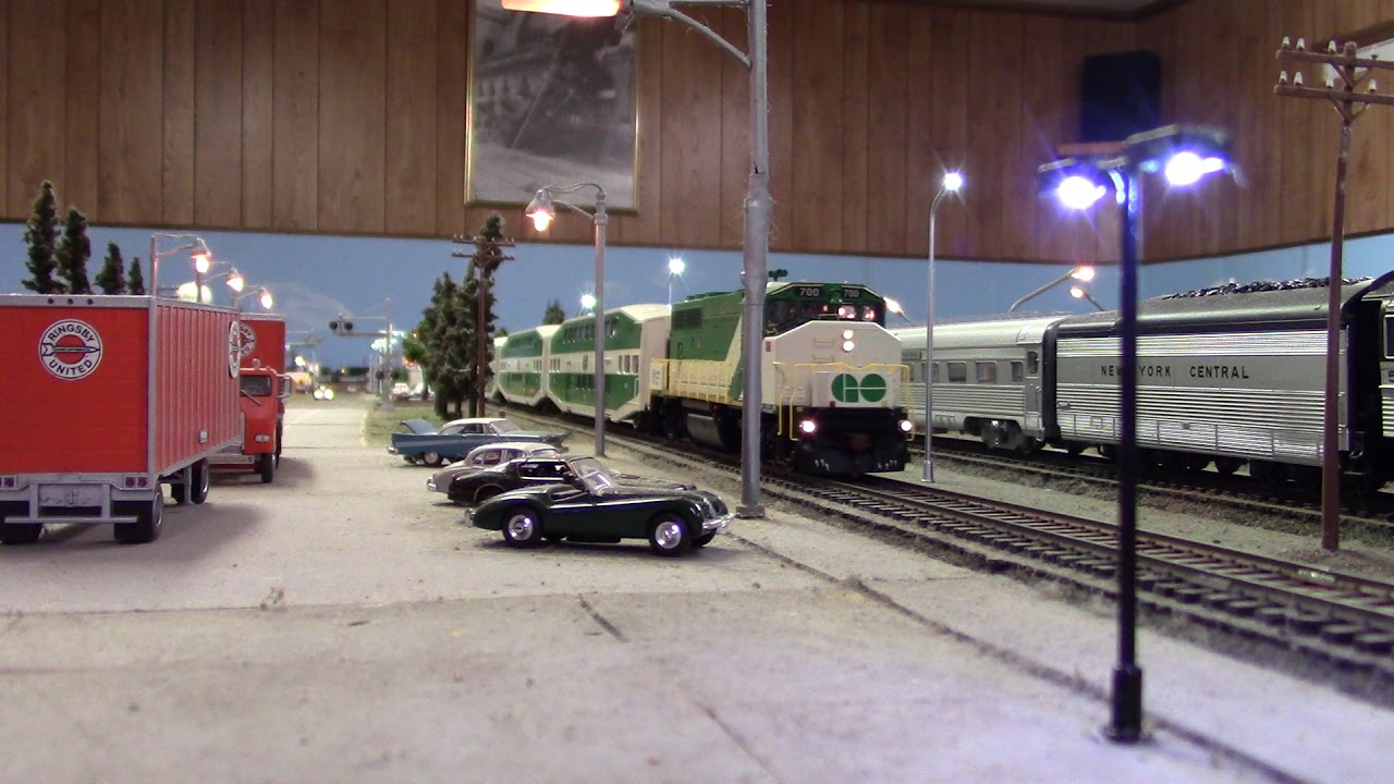 Athearn Genesis GO TRANSIT GP40-2W with Tsunami 2 sound. - YouTube