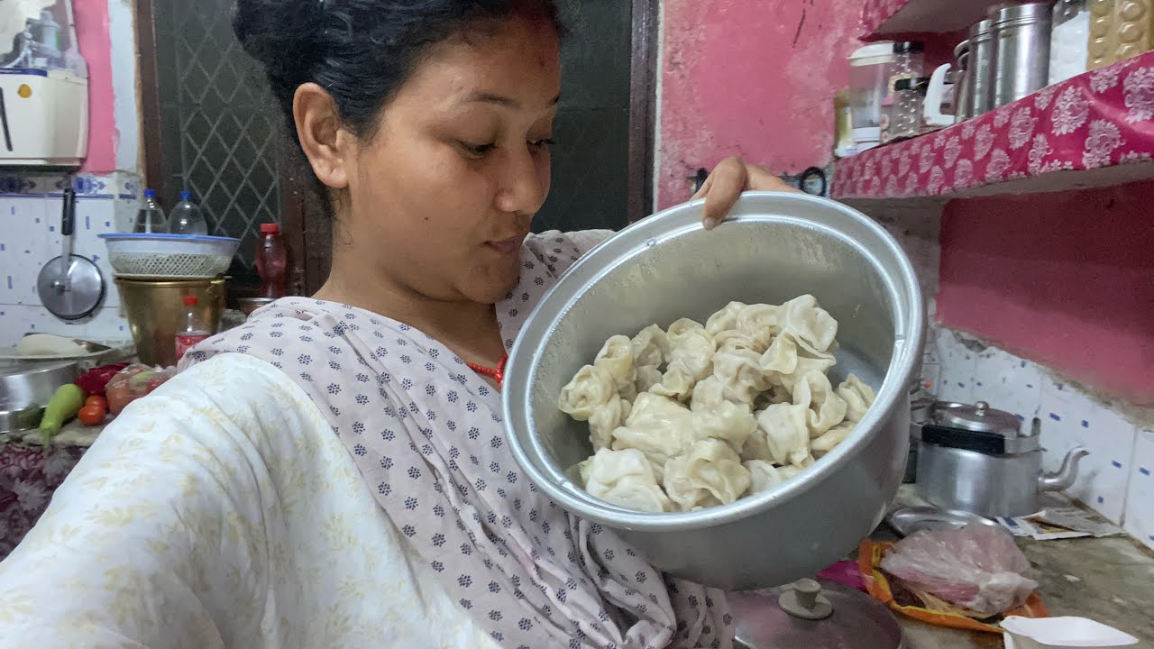 Aaj mosam hai momo khane ka || my daily vlogs - YouTube