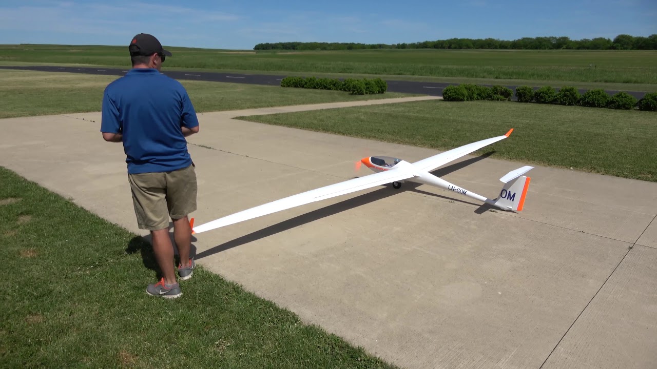 [4K] Ali Machinchy flies the new ASH 31 (6.4 m span) from Hangar 9 ...