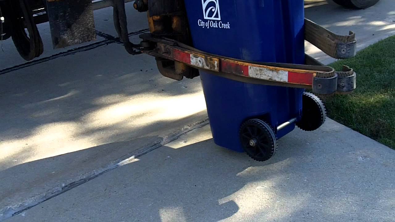 labrie Automizer right hand picking up a 30 gallon rehrig - YouTube