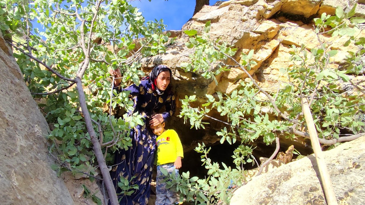 : The life of a nomadic widow in the desert and the repair of the Qar to live with two children ...