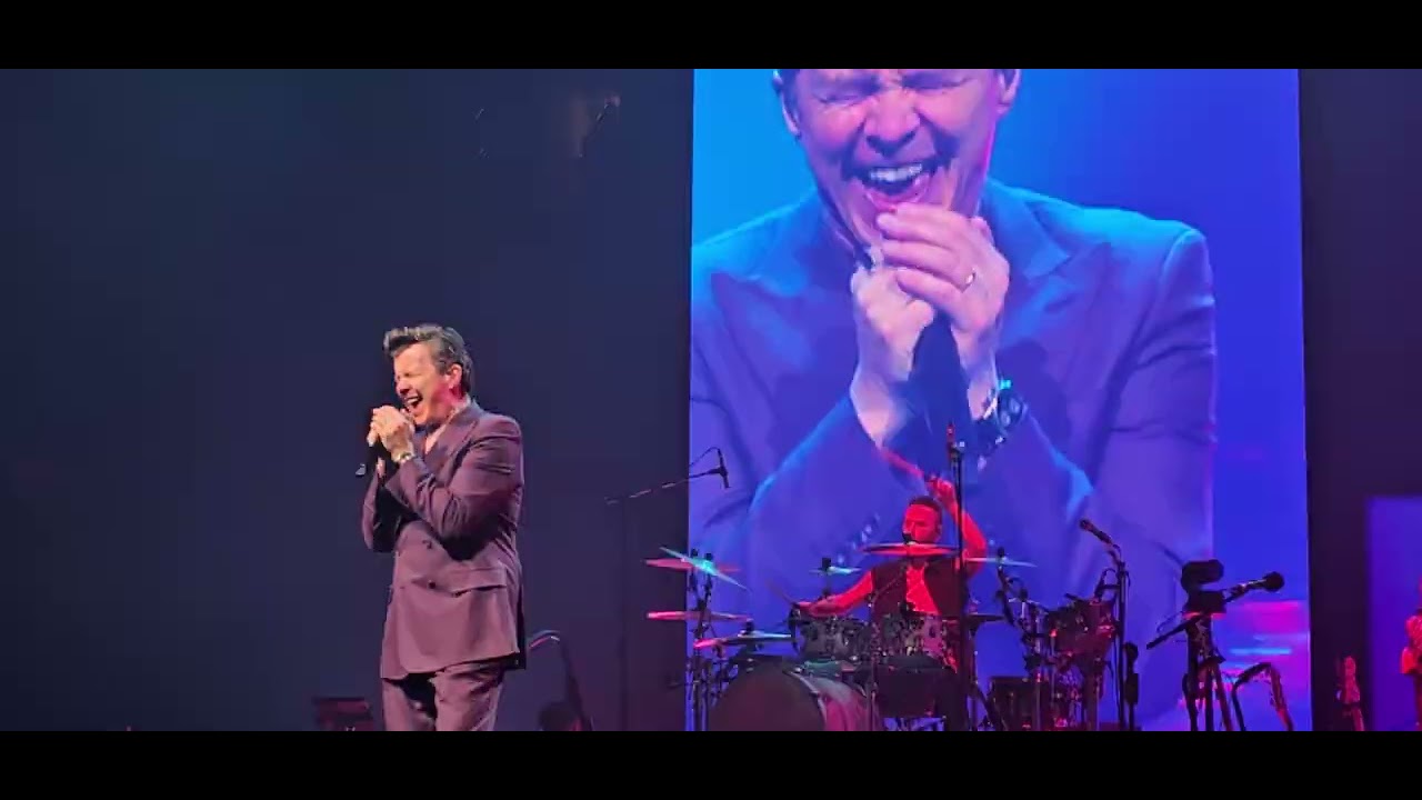 Rick Astley keep singing Manchester 2024 - YouTube