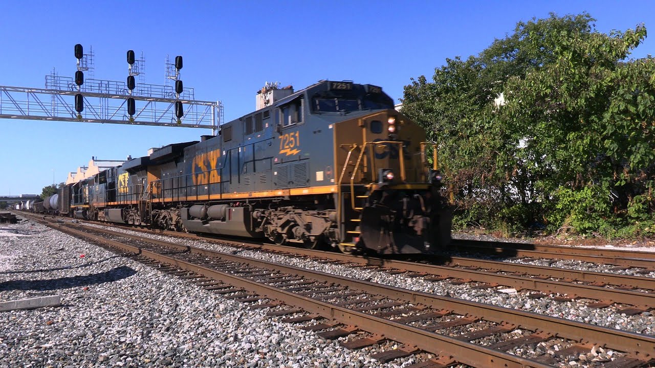 10/4 CSX manifest freight M372 has a SD40-2 8872(es-KCS SD40 605 ...
