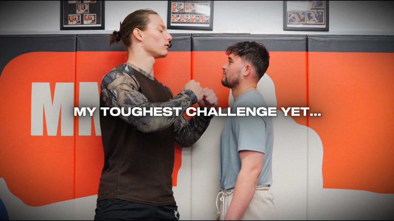 PRO BODYBUILDER LEARNS TO FIGHT - YouTube