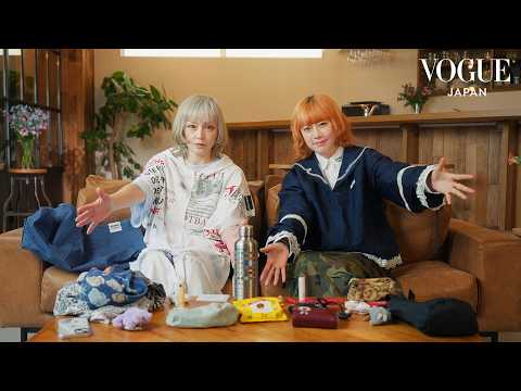 PUFFYの大貫亜美と吉村由美がバッグの中身を公開！「らしさ」溢れるユニークなアイテムたち。| In The Bag | VOGUE JAPAN