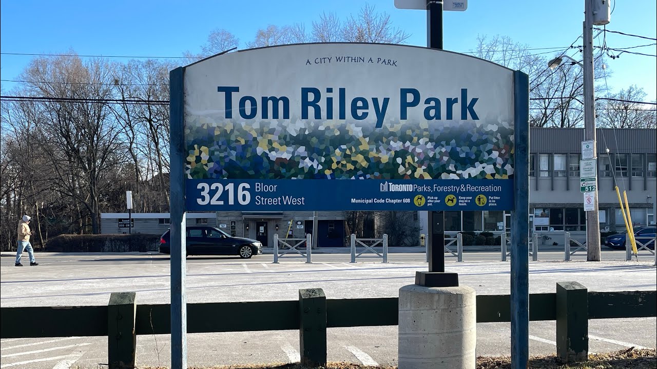 Walking Through Tom Riley Park - YouTube