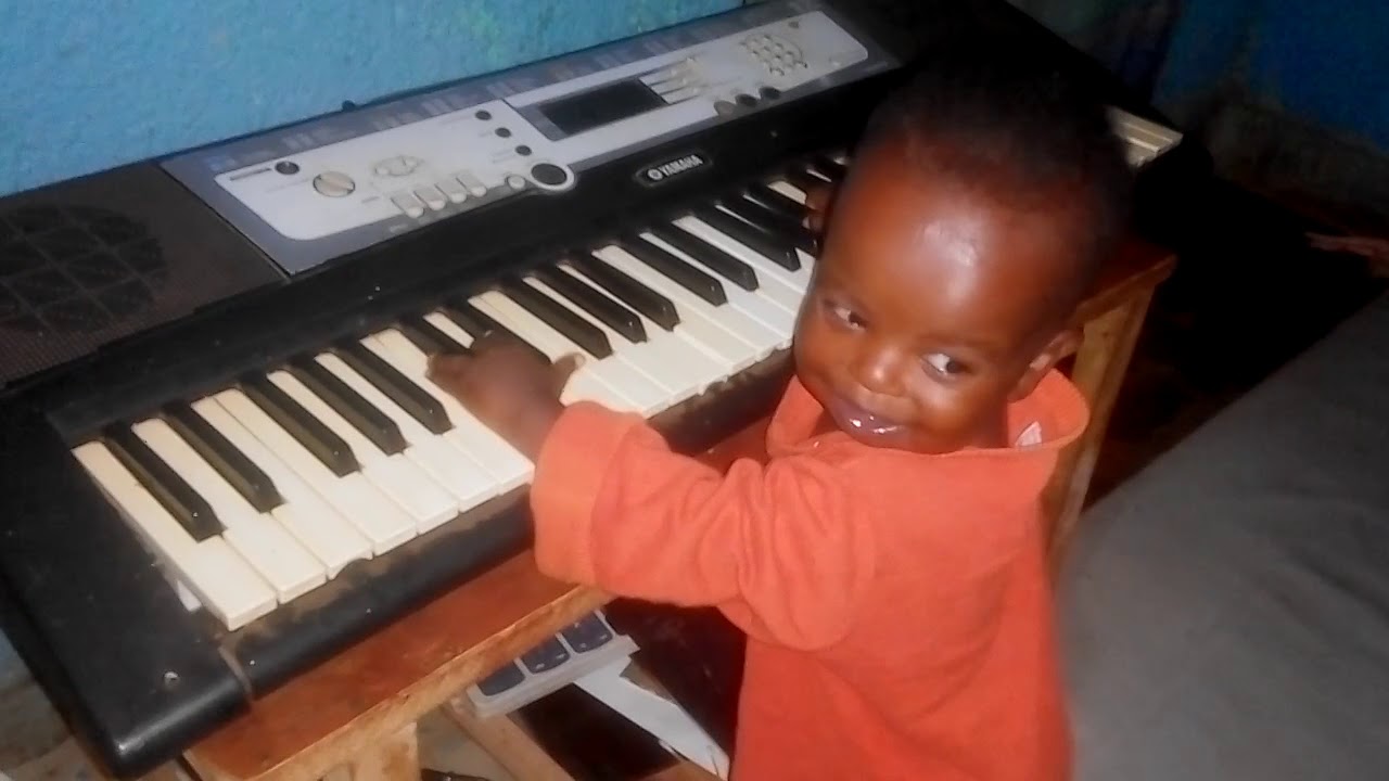 Umwana wa Dj Ivan ku mwaka umwe yatangiye kwiga piano - YouTube