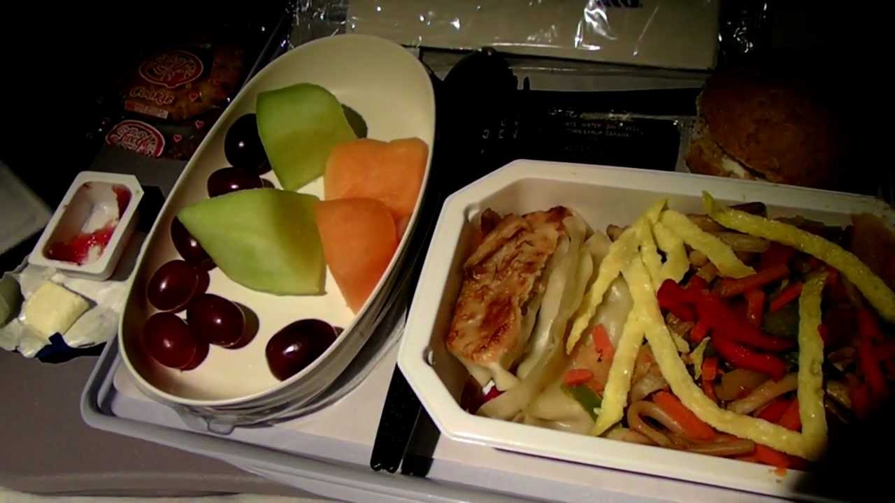 HD Continental Airlines 777 Food Service EWR-HKG Free Pre-Arrival Snack ...