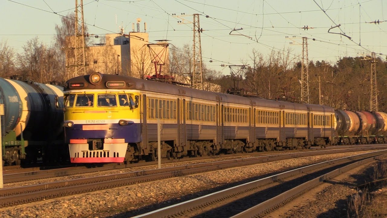 Электропоезд ЭР2-605 на ст. Огре / ER2-605 EMU at Ogre station - YouTube
