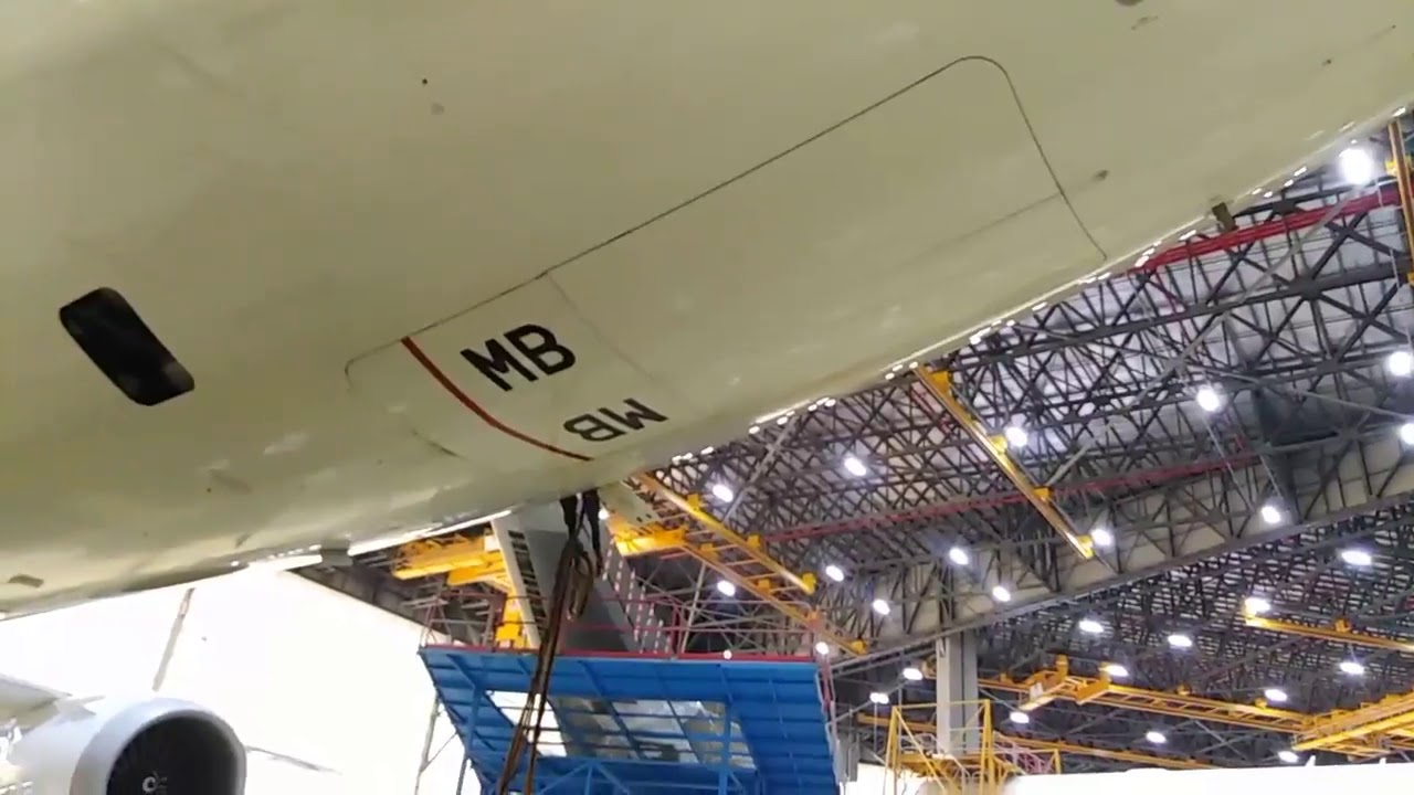 B787 Nose landing gear retraction test - YouTube