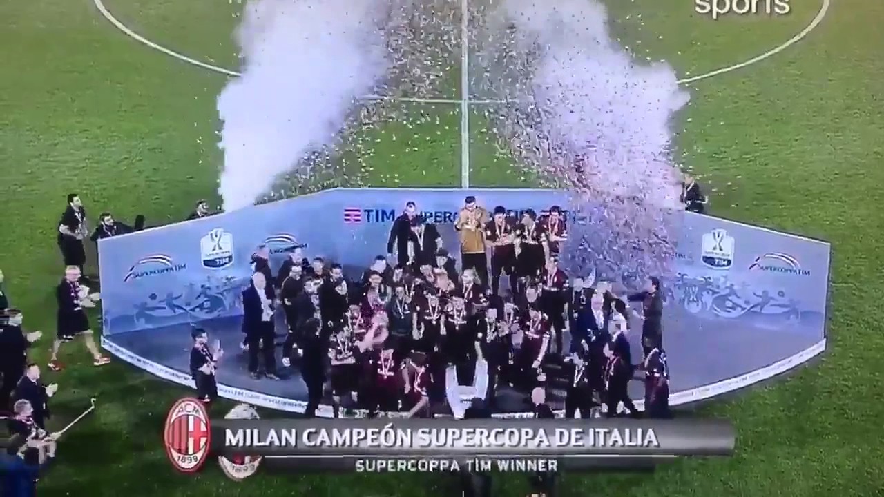 AC Milan's players lift the trophy - YouTube