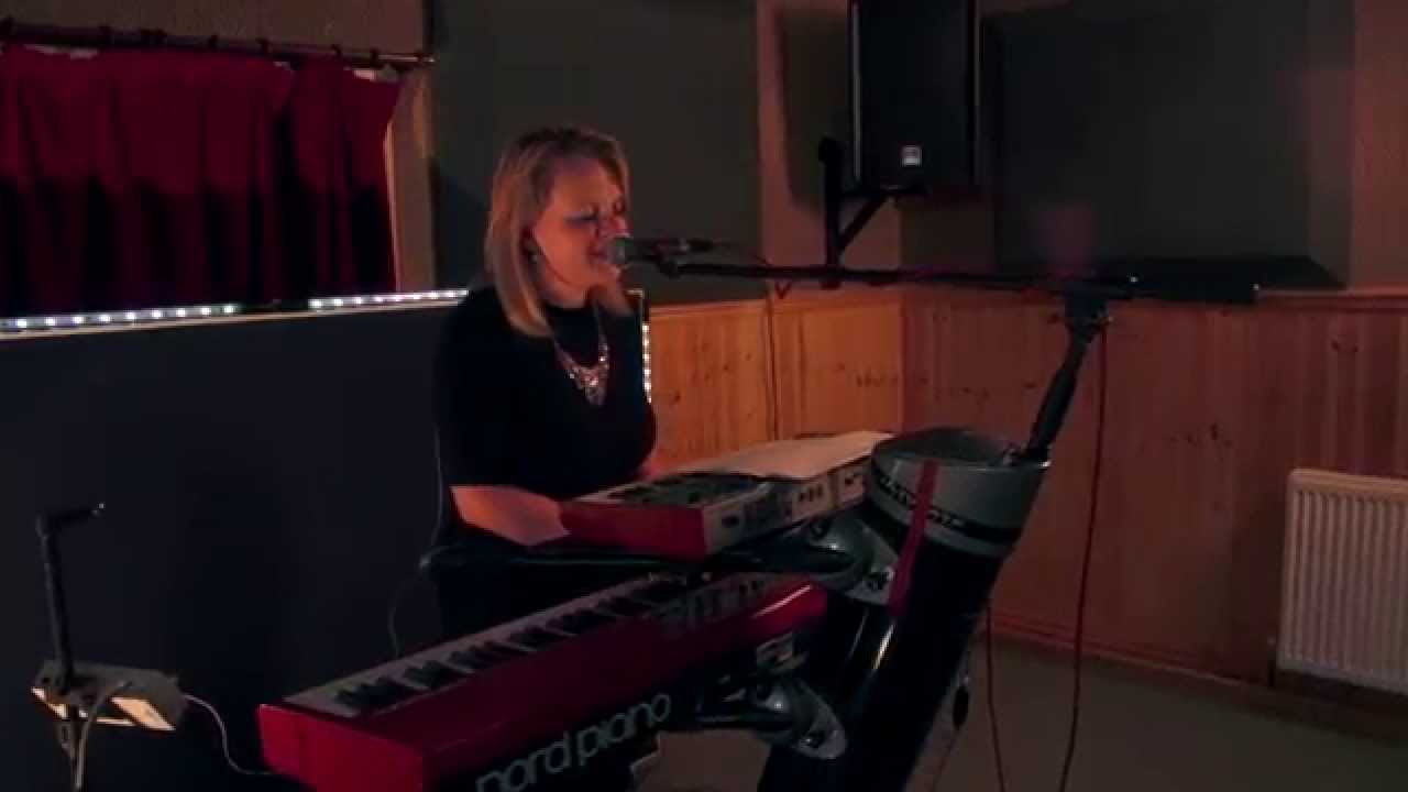 Chloë Warren - Hallucinator (Live Session) - YouTube