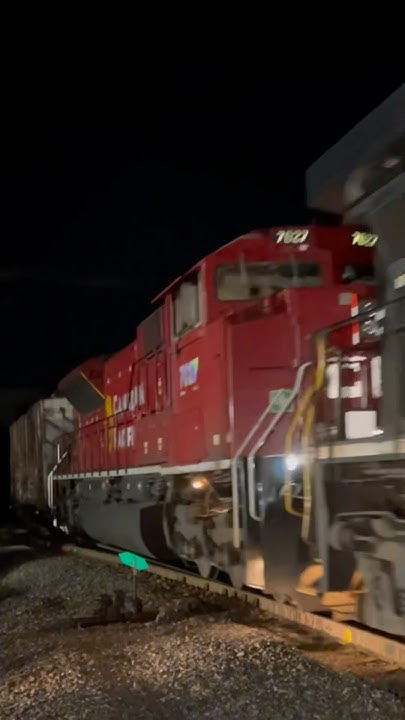 (RARE) NS 4409 AC44C6M leads NS 64K with a CP 7027 SD70ACU trailing! W/ a Nice K5LA at ...