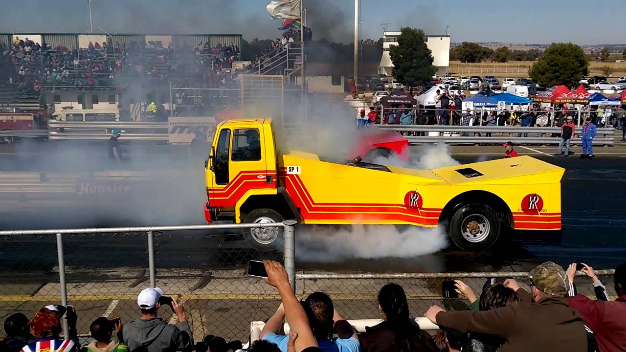 2 Detroit 2 stroke diesel powered trucks do burnouts @ Tarlton ...
