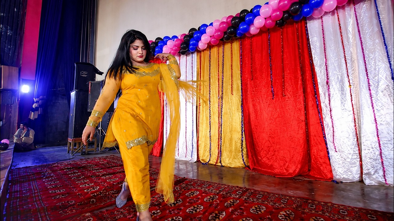 Muneeba Shah New Entry Dance In Show 2023 - YouTube