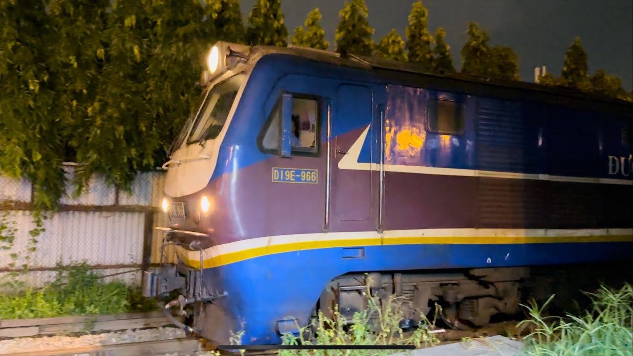Xem Hai Đoàn Tàu SE32 và SE7 Tránh Nhau Tại Ga Bình Triệu - YouTube