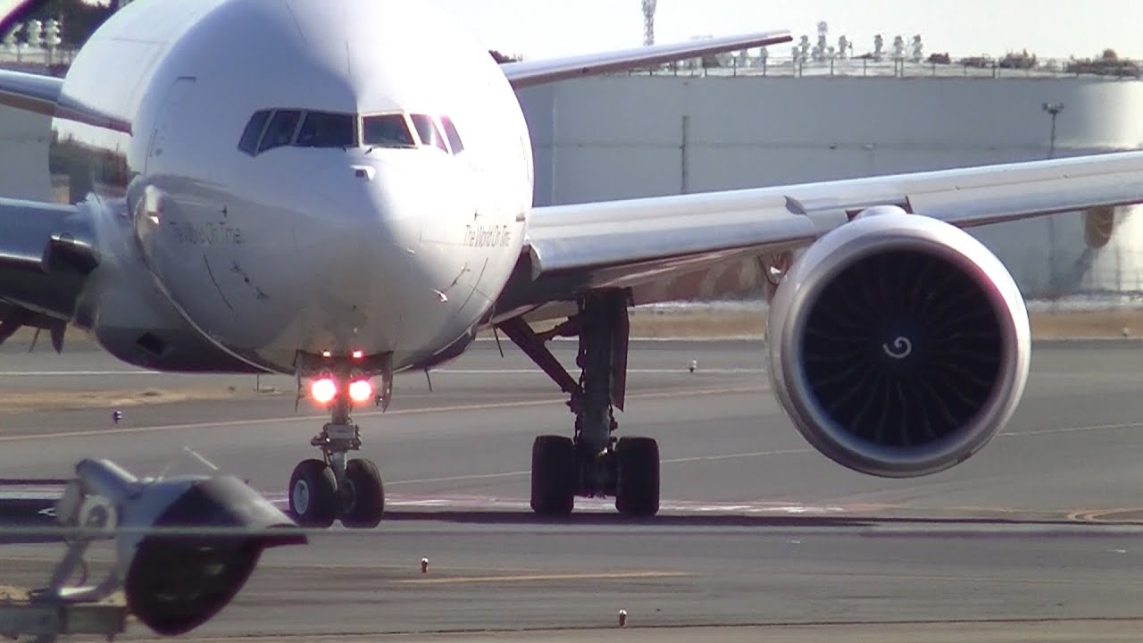 レドームにカメラ?? What is mounted on the radome? FedEx B777 N895FD landing ...
