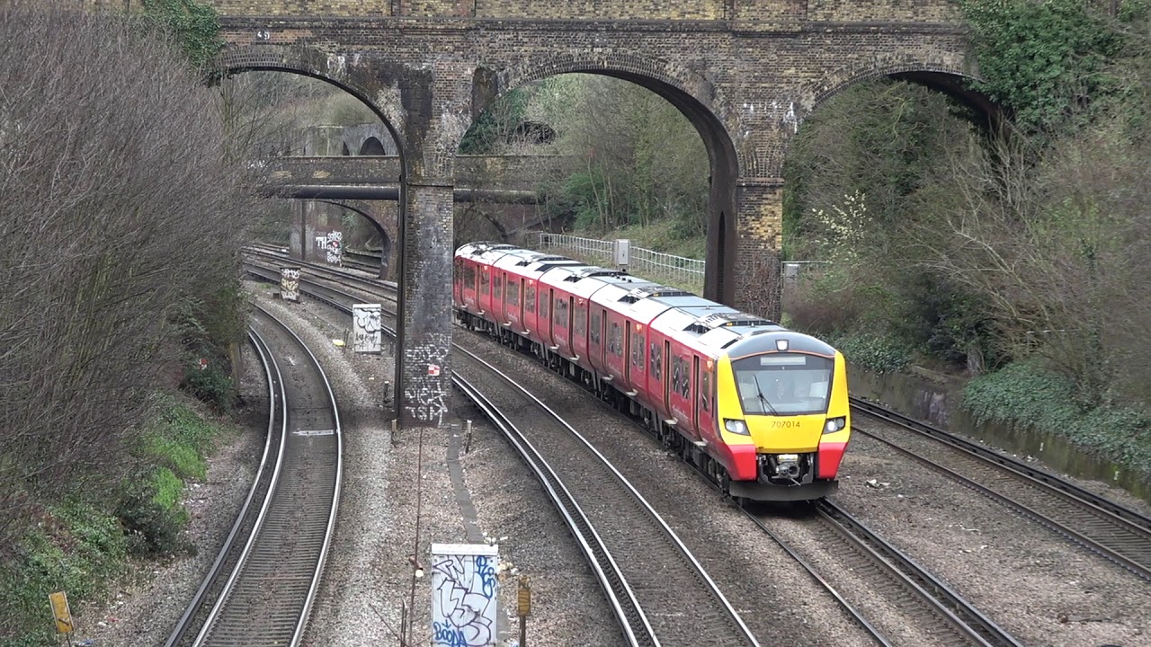 South Western Railway 707014 approaching Putney - YouTube