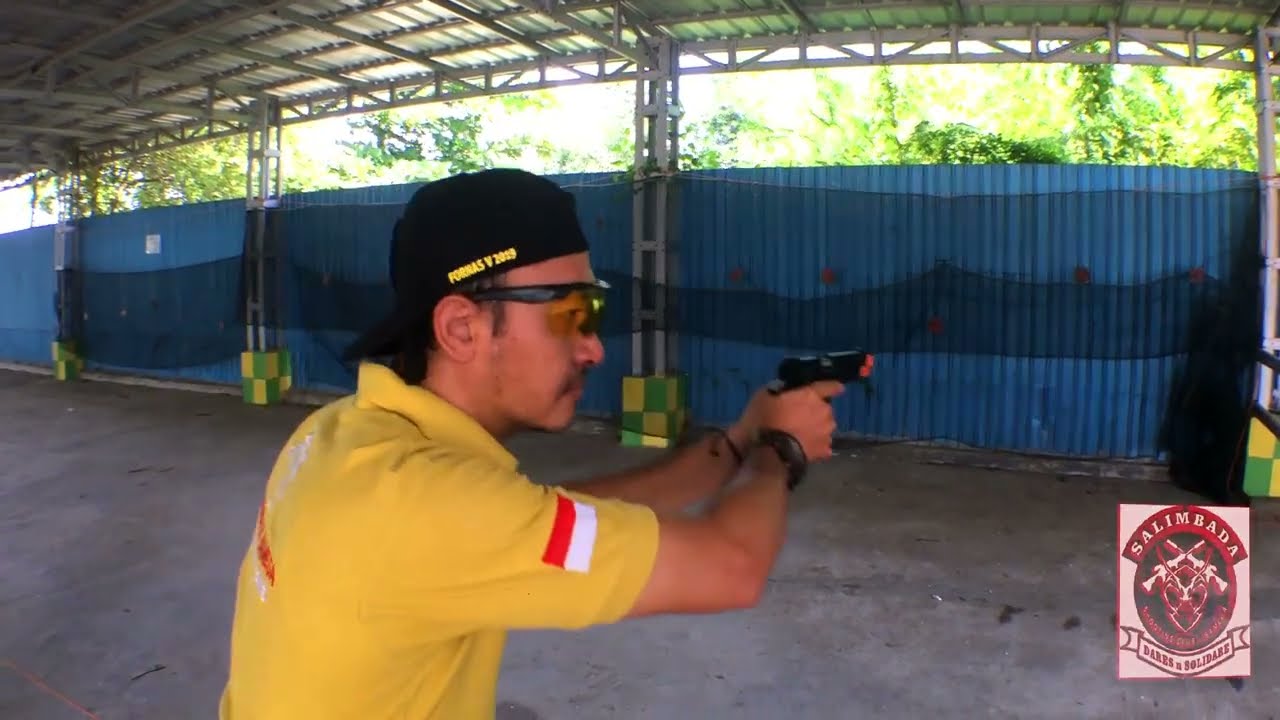 Latihan Tembak Target pistol Airsoft dilapangan parkir PT. Misaja Mitra ...
