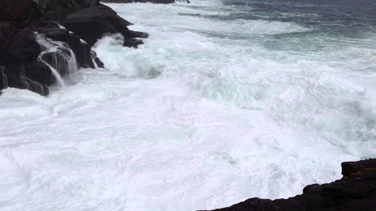 Spectacular waves in Flatrock Newfoundland - YouTube