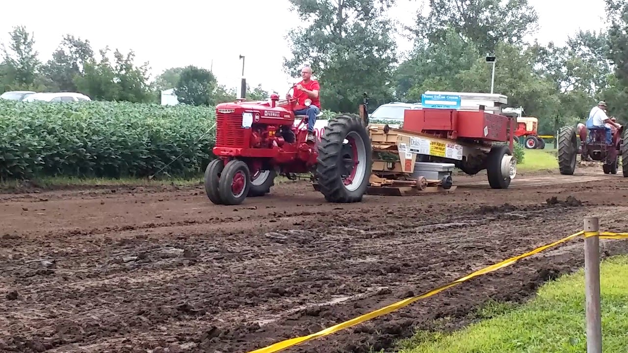 Farmall MD tractor pulling July 2018 - YouTube