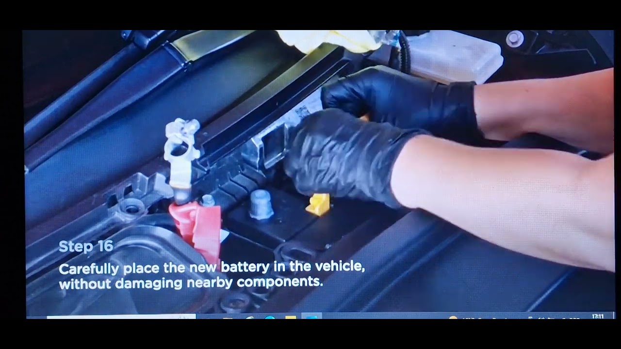 Tesla Model 3 - Substituição bateria 12 Volt - YouTube