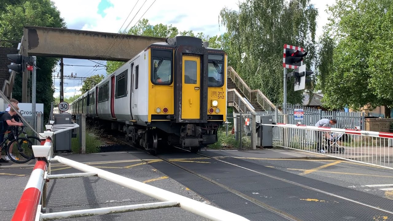 Ware Level Crossing (Hertfordshire) (01.08.2020) - YouTube