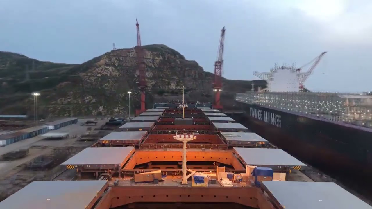 Docking and Undocking operations in Yiu Lian Dockyard, China. - YouTube