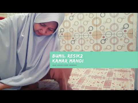 bumil bersihin kamar mandi biar ddnya cepet turun