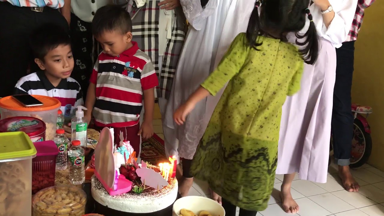Tiup Lilin Kue Ulang Tahun - YouTube