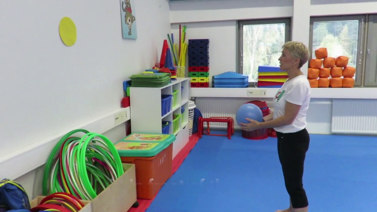 Target Ball Throw - MoovKids Activity - YouTube