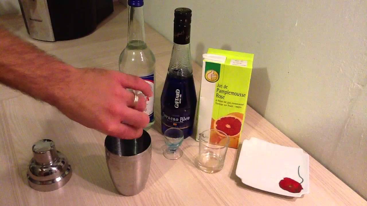 Faire un cocktail Blue Ocean - Boisson au curacao - YouTube