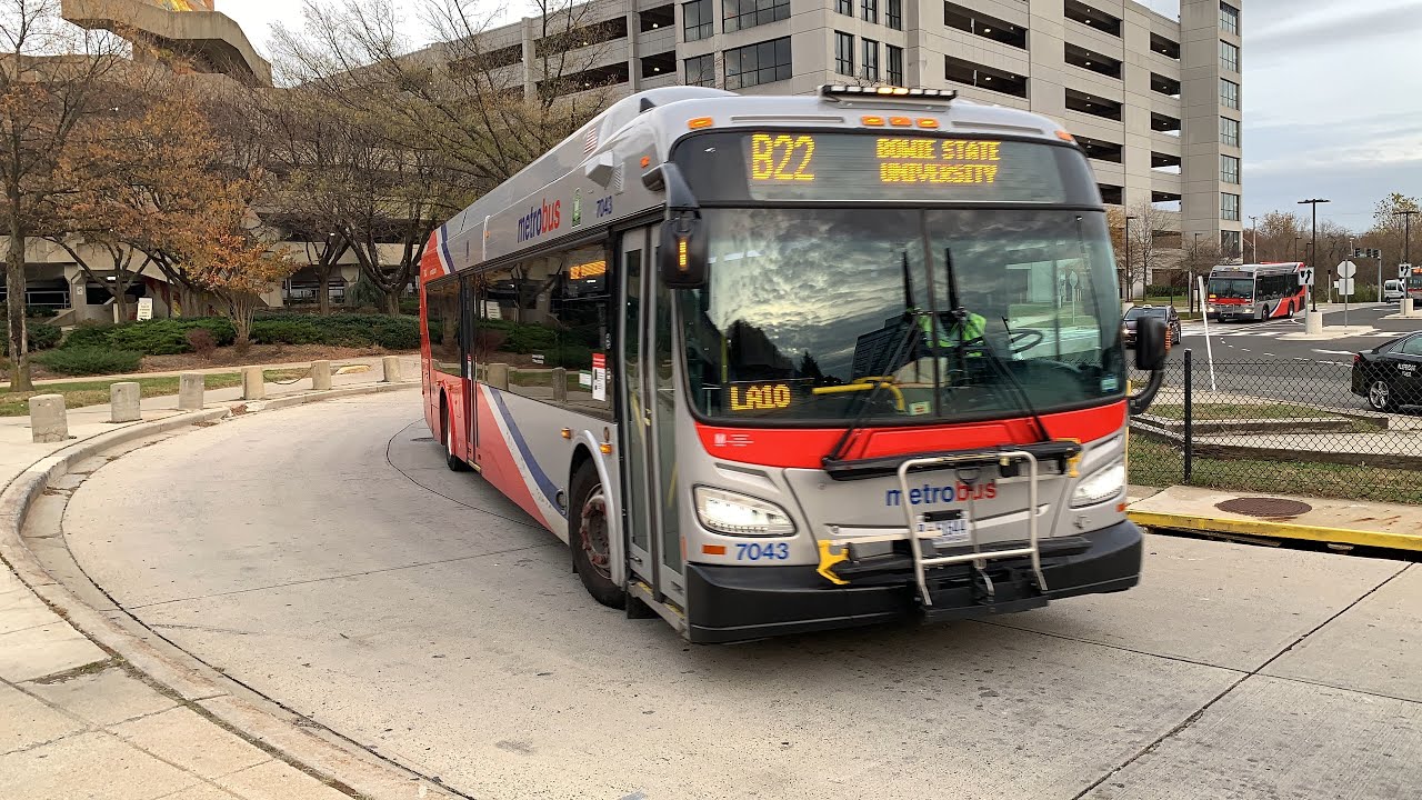 WMATA Metrobus 2011 New Flyer XDE40 Xcelsior #7043 and 2012 Orion VII ...