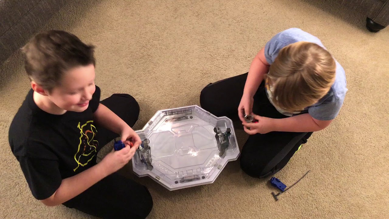 Beyblade Burst Battle: Ifritor I2 vs. Zeutron Z2 - YouTube